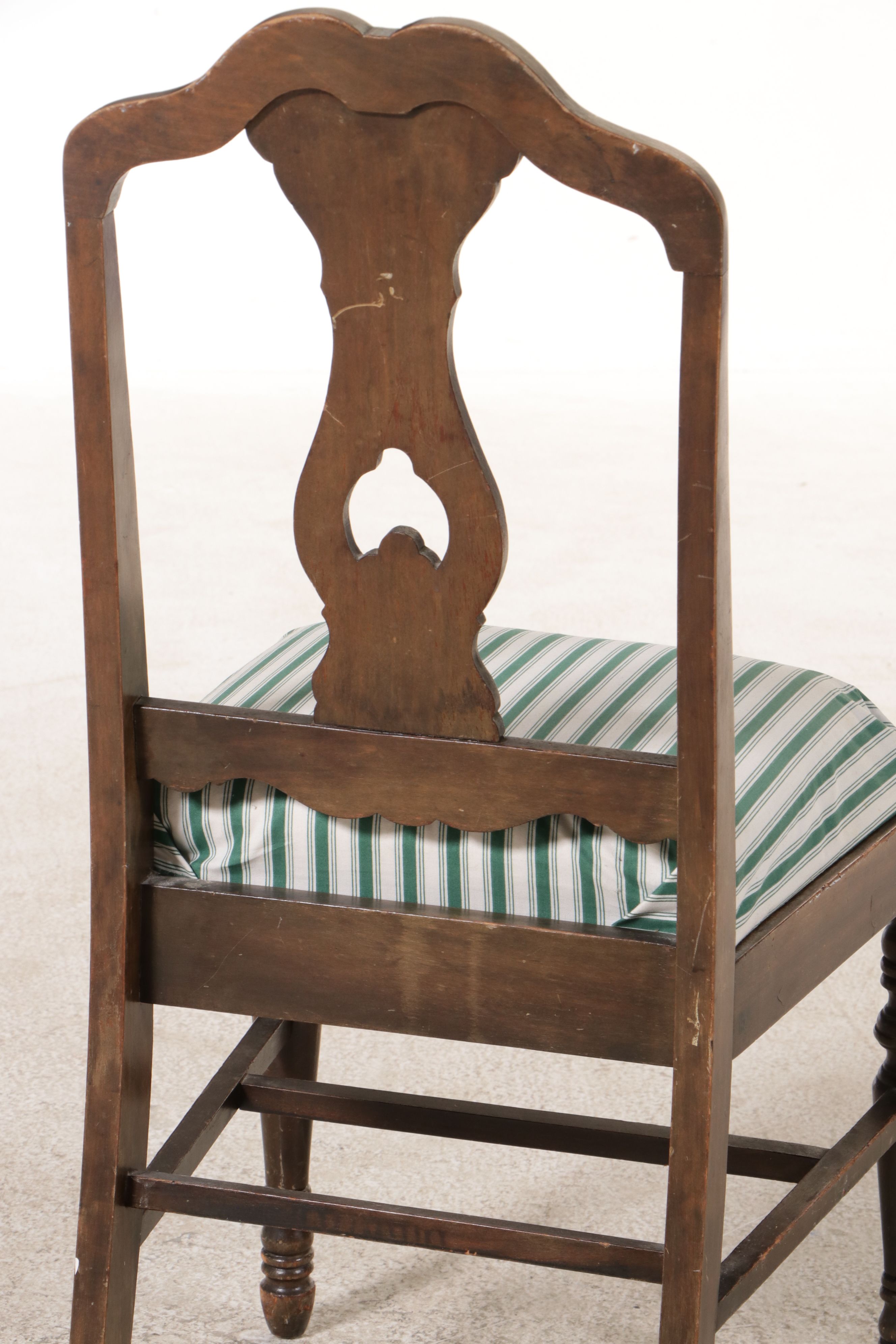 English Style Carved Wood Fiddleback Chair | EBTH