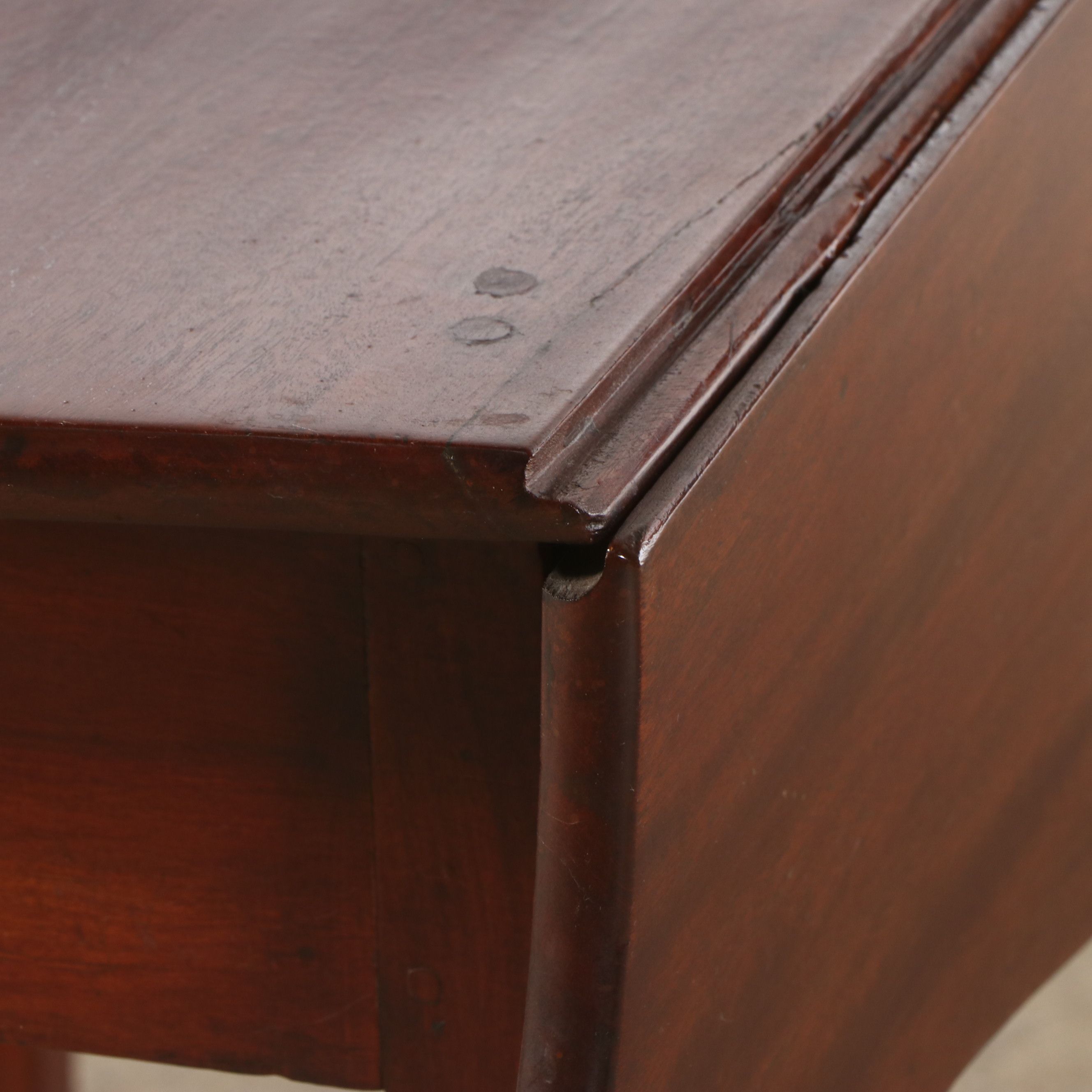 Federal Style Mahogany Butterfly Drop Leaf Table, 19th Century | EBTH