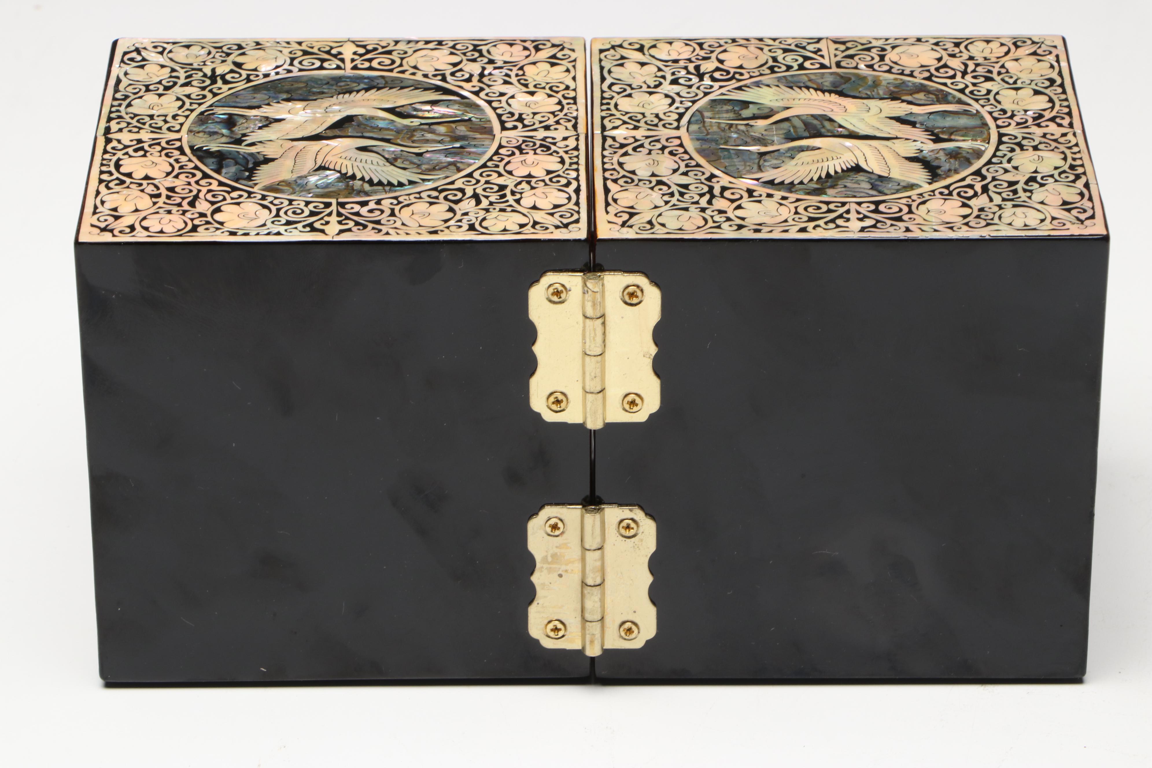 Korean Najeonchilgi Lacquered Jewelry Box Inlaid with Mother-of-Pearl ...