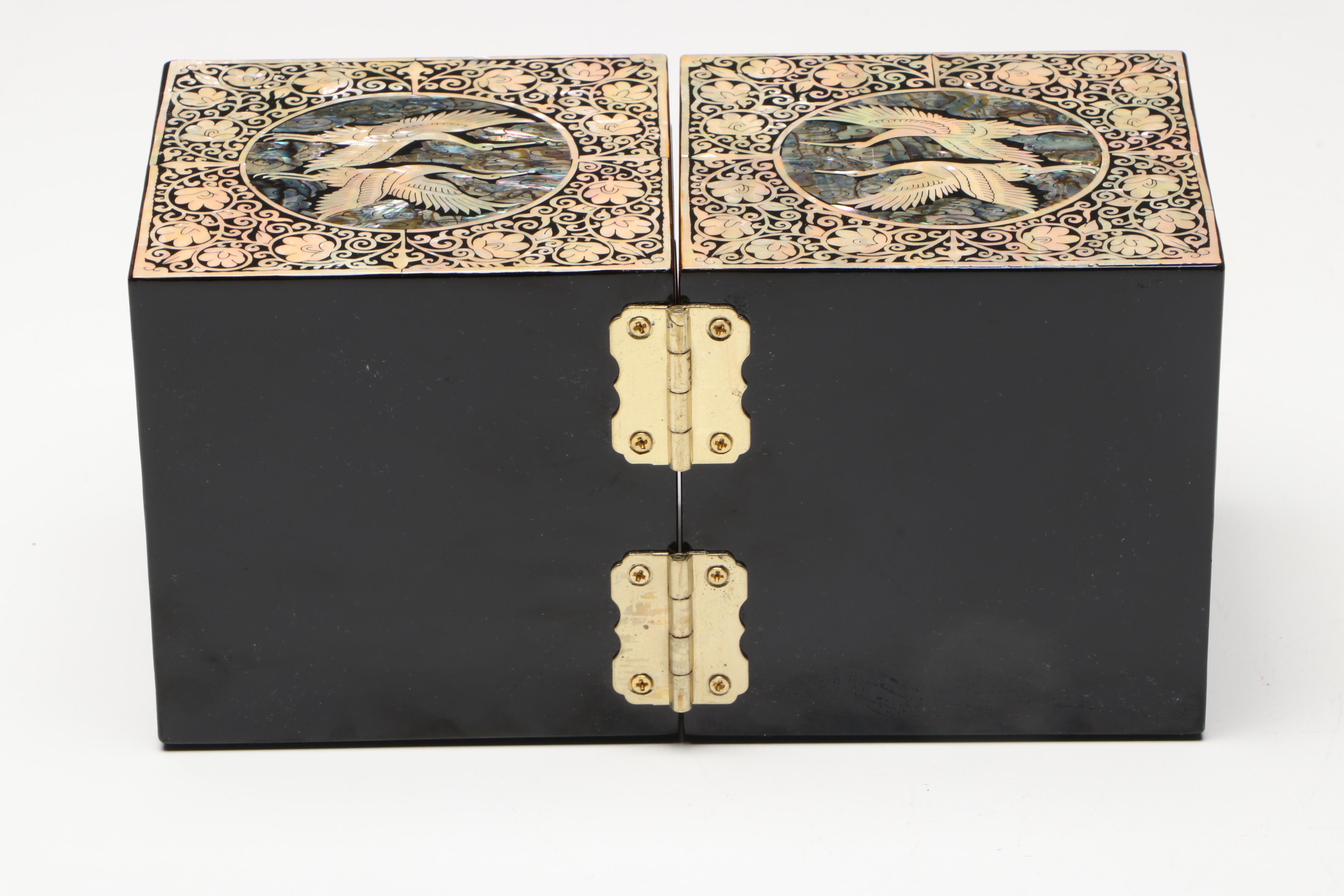 Korean Najeonchilgi Lacquered Jewelry Box Inlaid with Mother-of-Pearl ...