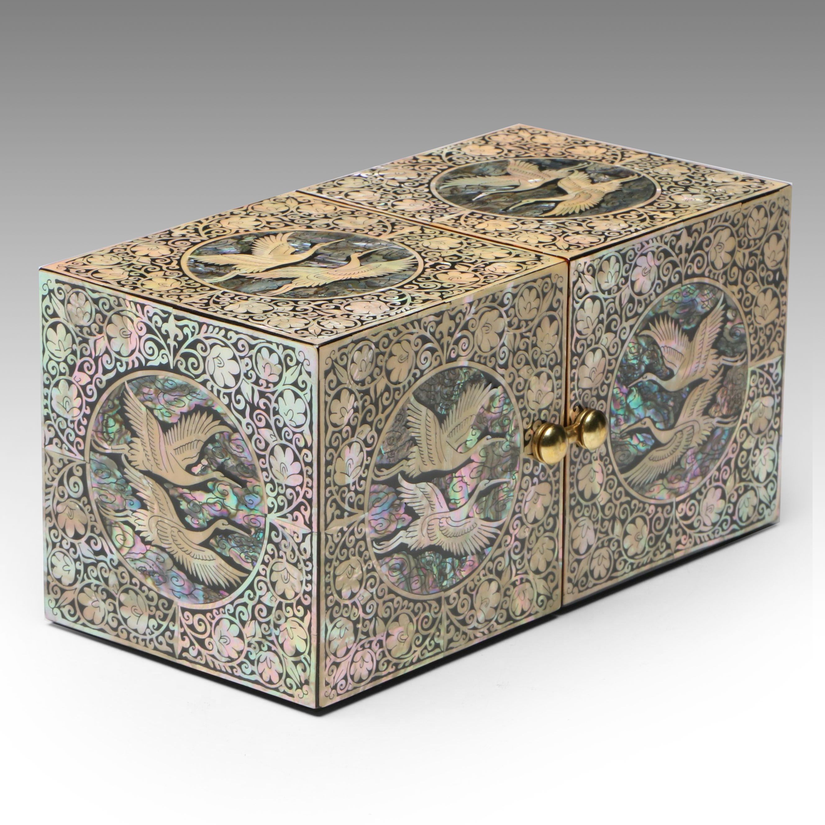 Korean Najeonchilgi Lacquered Jewelry Box Inlaid with Mother-of-Pearl ...
