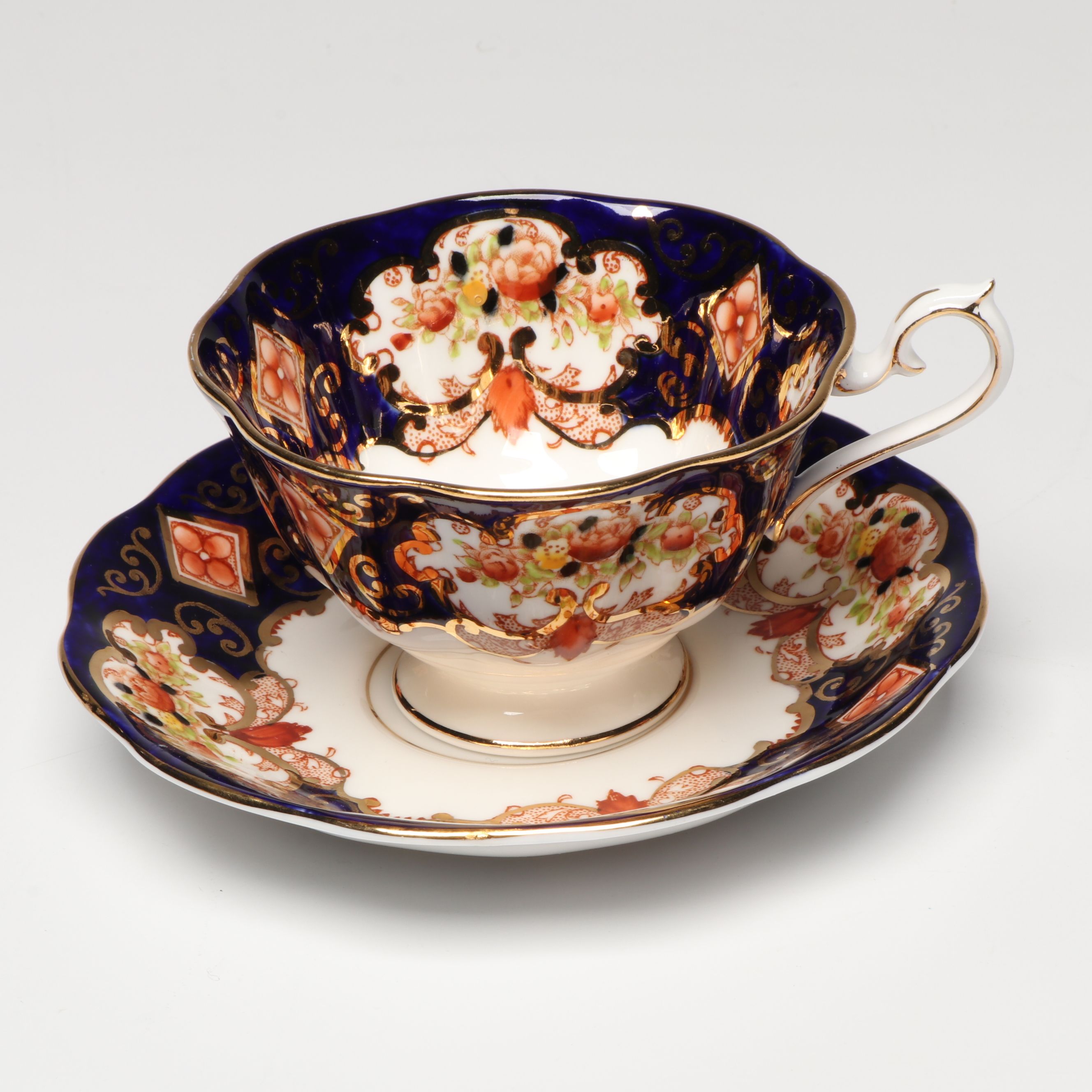 English Bone China Footed Cups and Saucers | EBTH