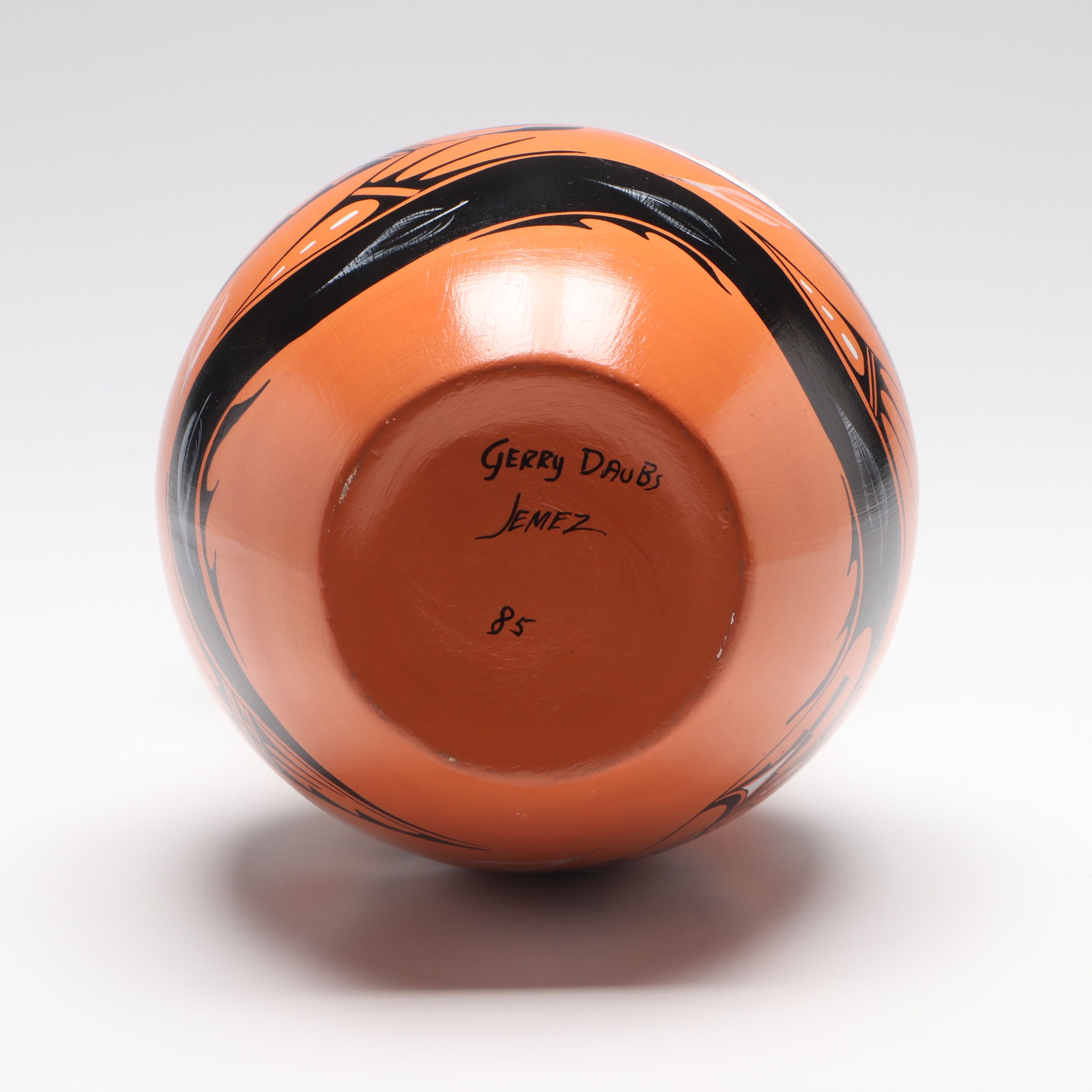 Gerry Daubs Jemez Pueblo Vase with Septarian Geode Nodule Bear | EBTH