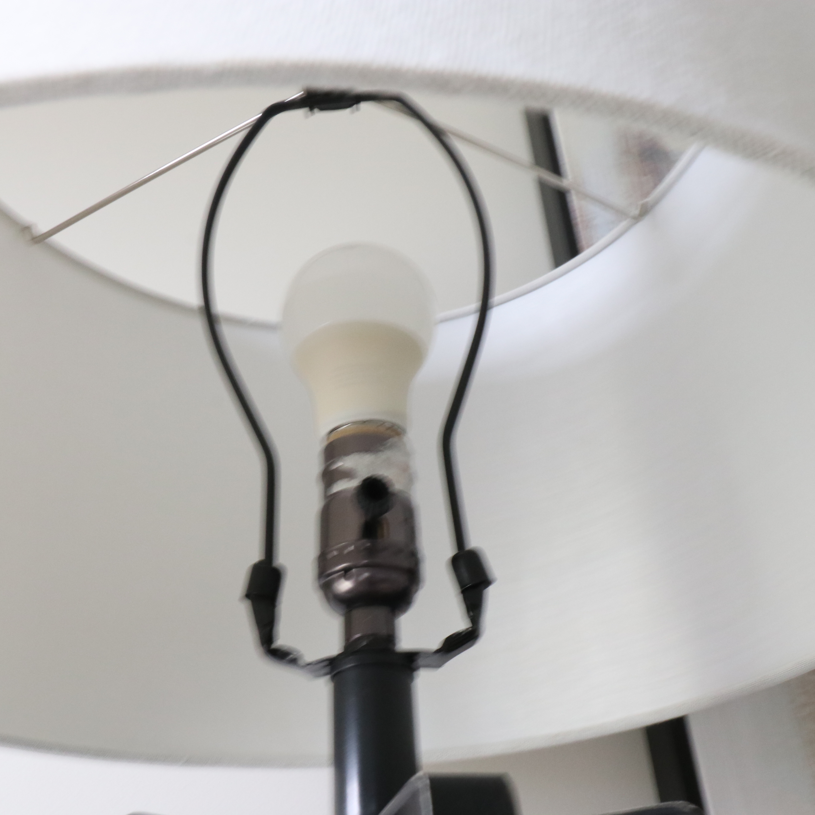 Industrial Style Table Lamp with Throw, Vase and More Modern Décor | EBTH